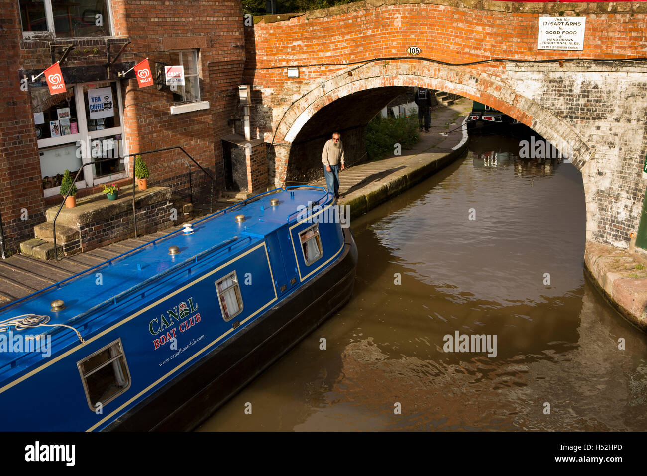Operating canal lock gates hi-res stock photography and images - Alamy