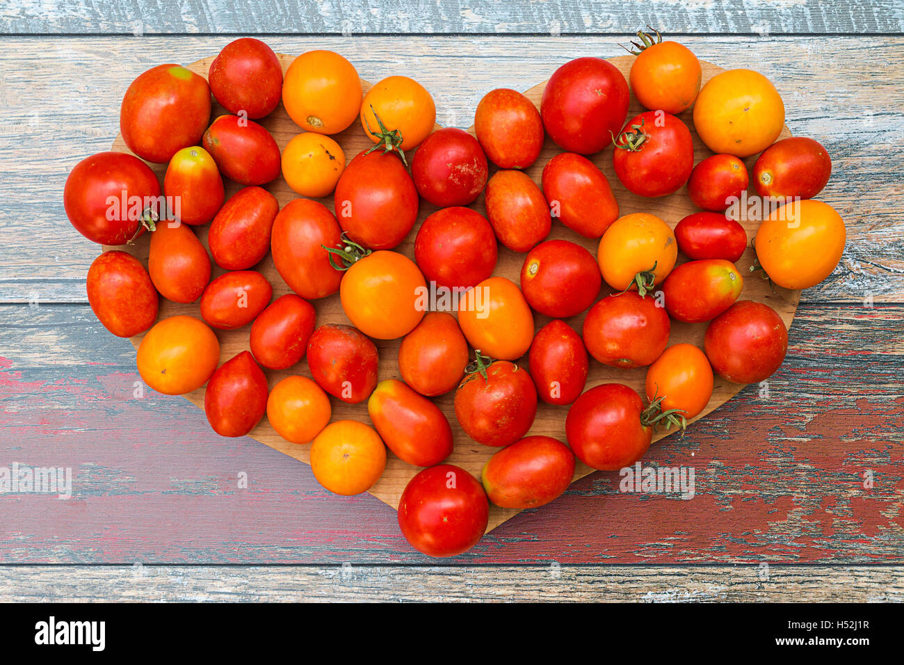 Tomatoes arranged in heart shape Stock Photo - Alamy
