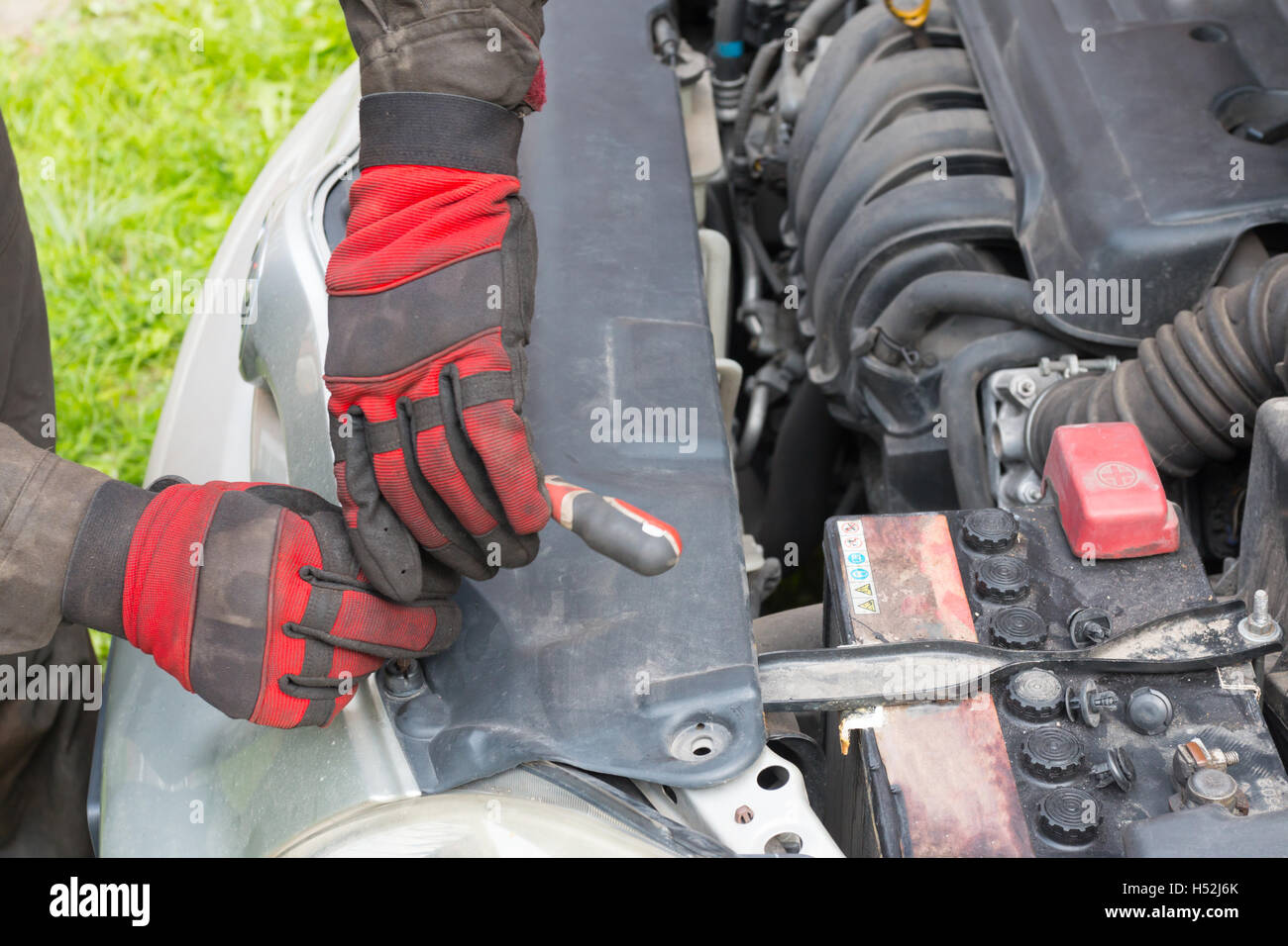 Auto parts installation hi-res stock photography and images - Alamy