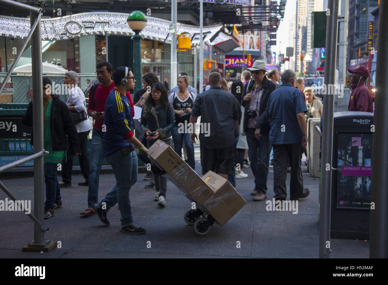 42nd Street, Times Square, street corner Stock Photo - Alamy