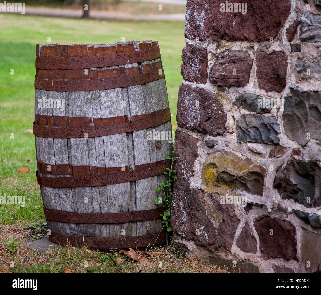 An old wooden barrel Stock Photo - Alamy