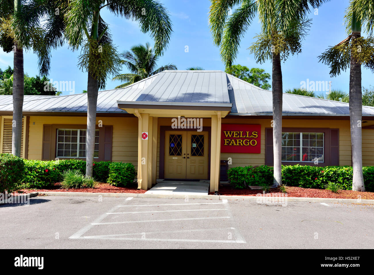 Small branch of Wells Fargo Bank Stock Photo - Alamy