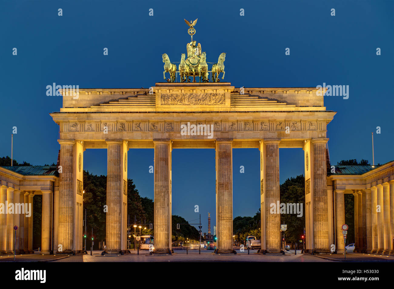 Night view of the Brandenburger Tor in Berlin Stock Photo - Alamy
