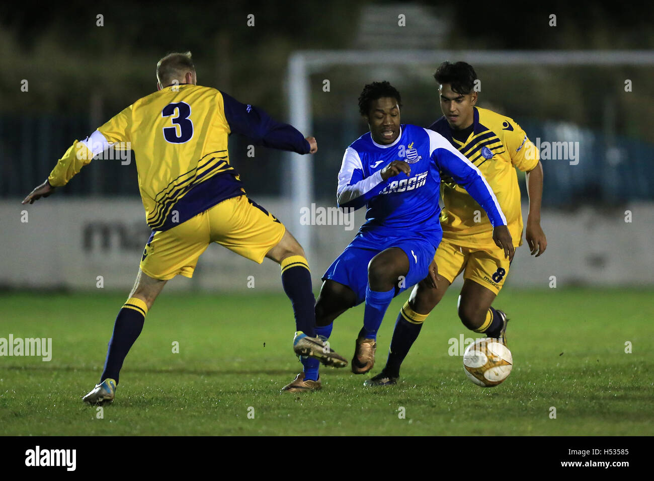 Aron Gordon of Redbridge and Jason Ajoodha of Barkingside during ...