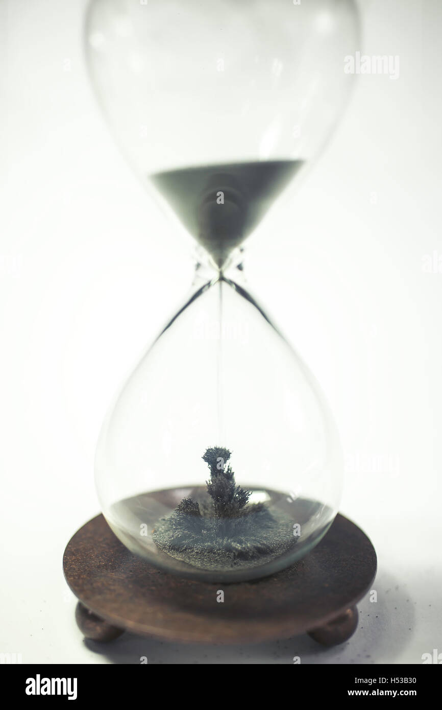 Broken hour glass hi-res stock photography and images - Alamy