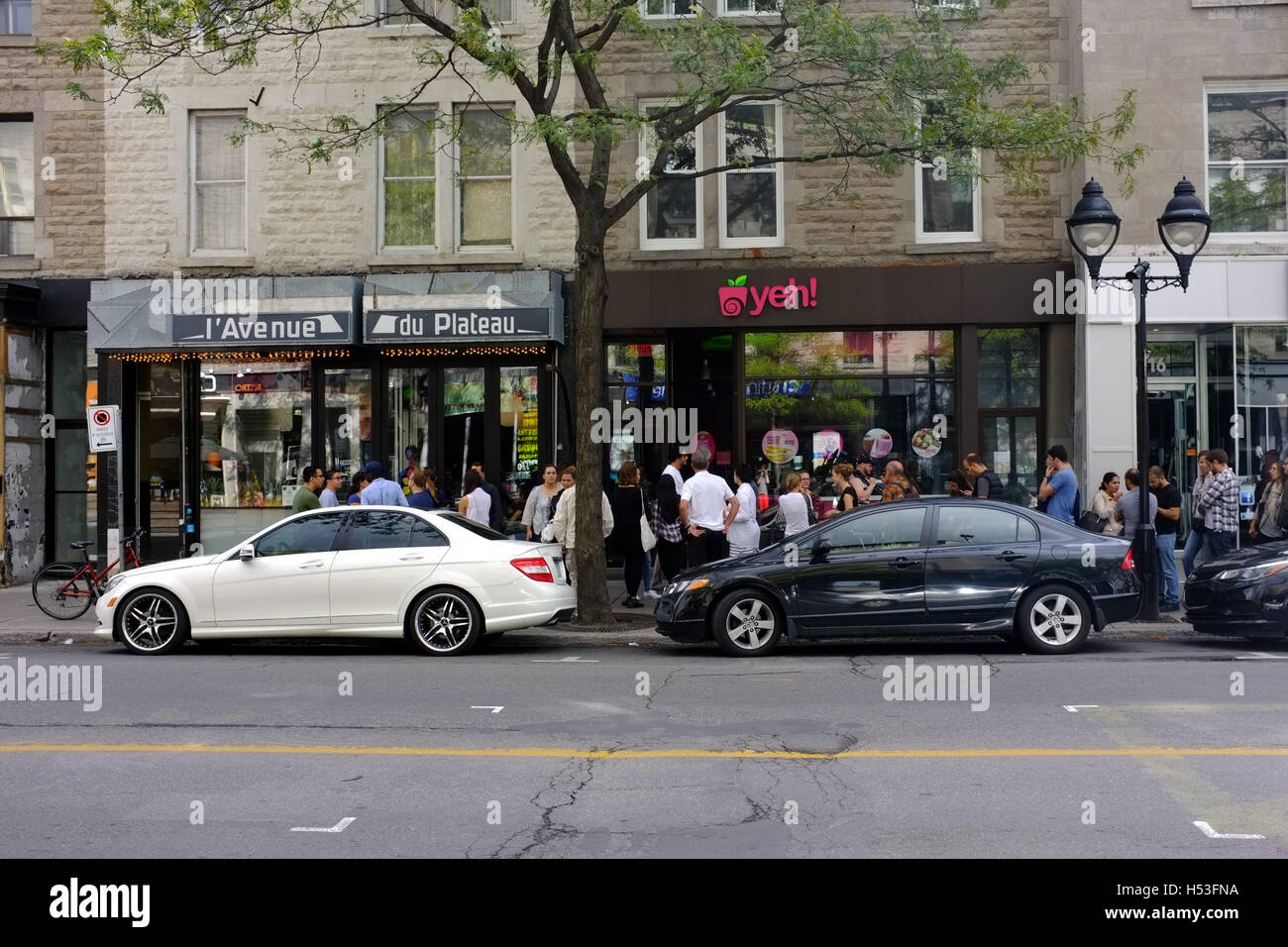 Montreal restaurant queue hi-res stock photography and images - Alamy