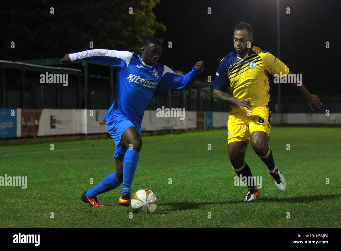 David Sangold of Redbridge and Leon Smith of Barkingside during ...