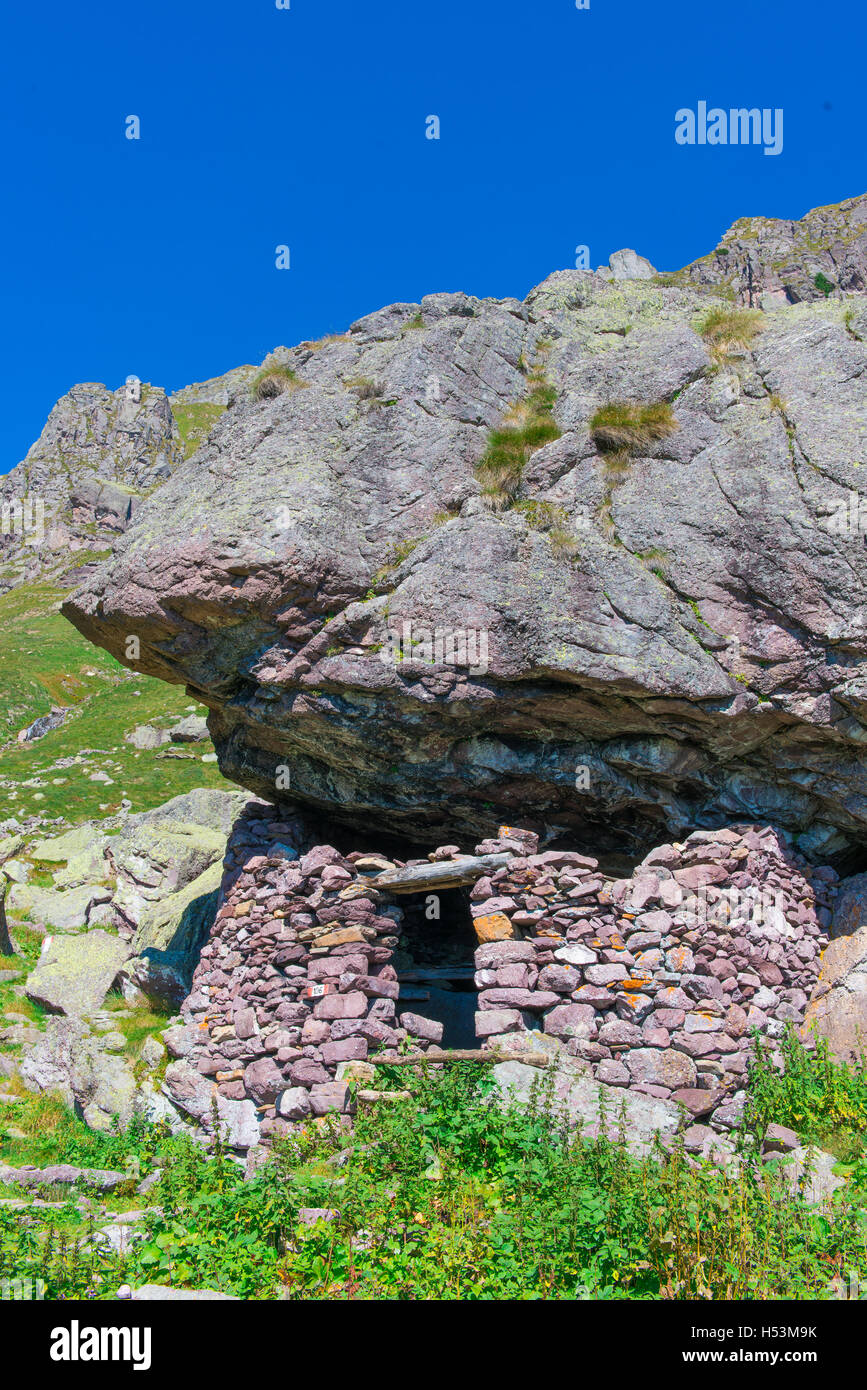 Hut of stones Stock Photo - Alamy