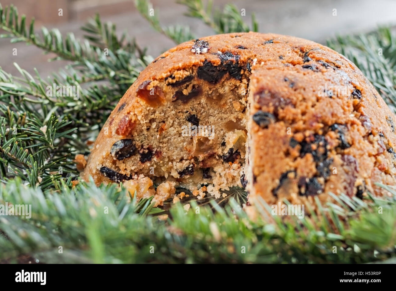 Lighting christmas pudding hi-res stock photography and images - Alamy