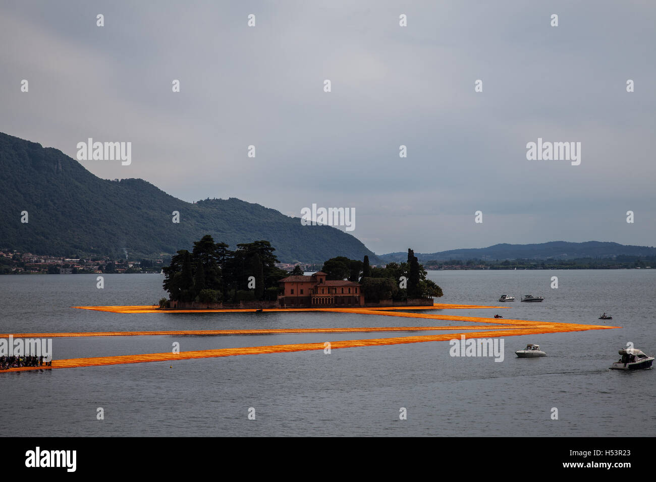 Christo and Jeanne Claude's 'Floating Piers', Lake Iseo, Italy 2016 ...