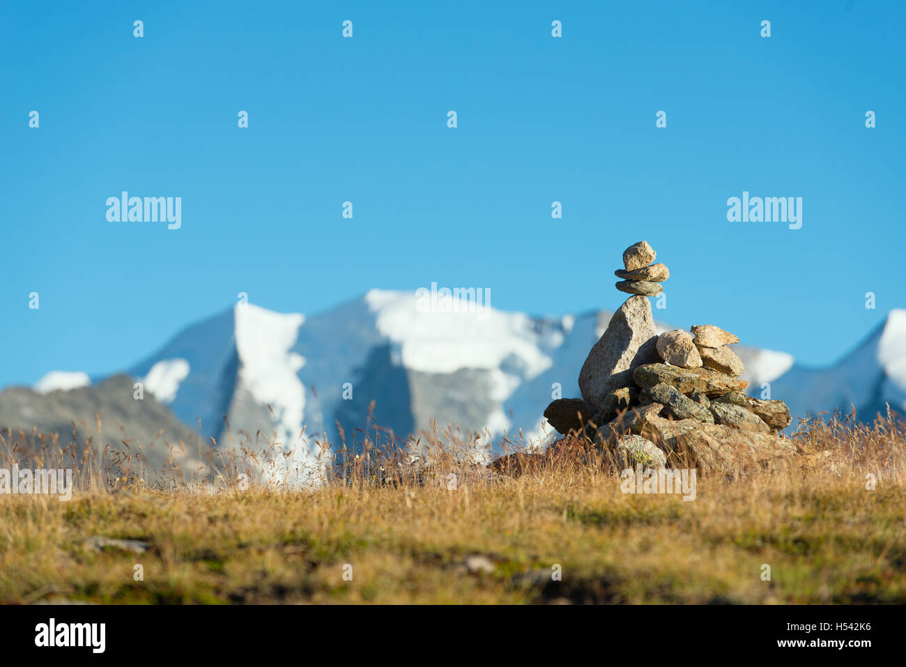 Mark of the right path in the high mountains Stock Photo - Alamy