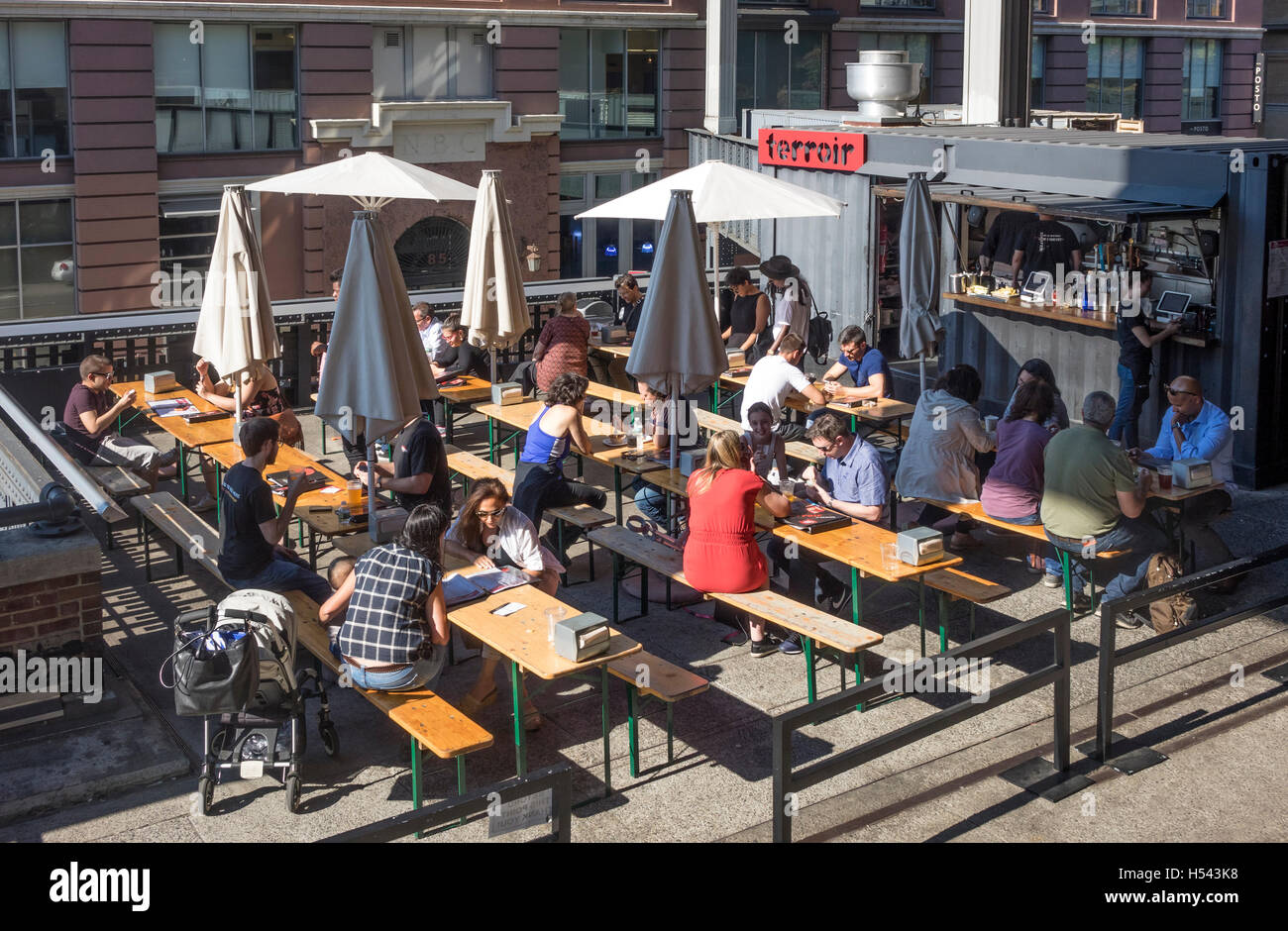 Snack bar on High Line Park in New York City Stock Photo - Alamy