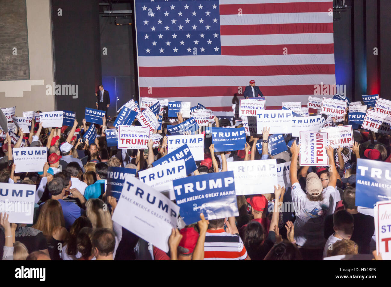 Trump rally crowd 2016 hi-res stock photography and images - Alamy