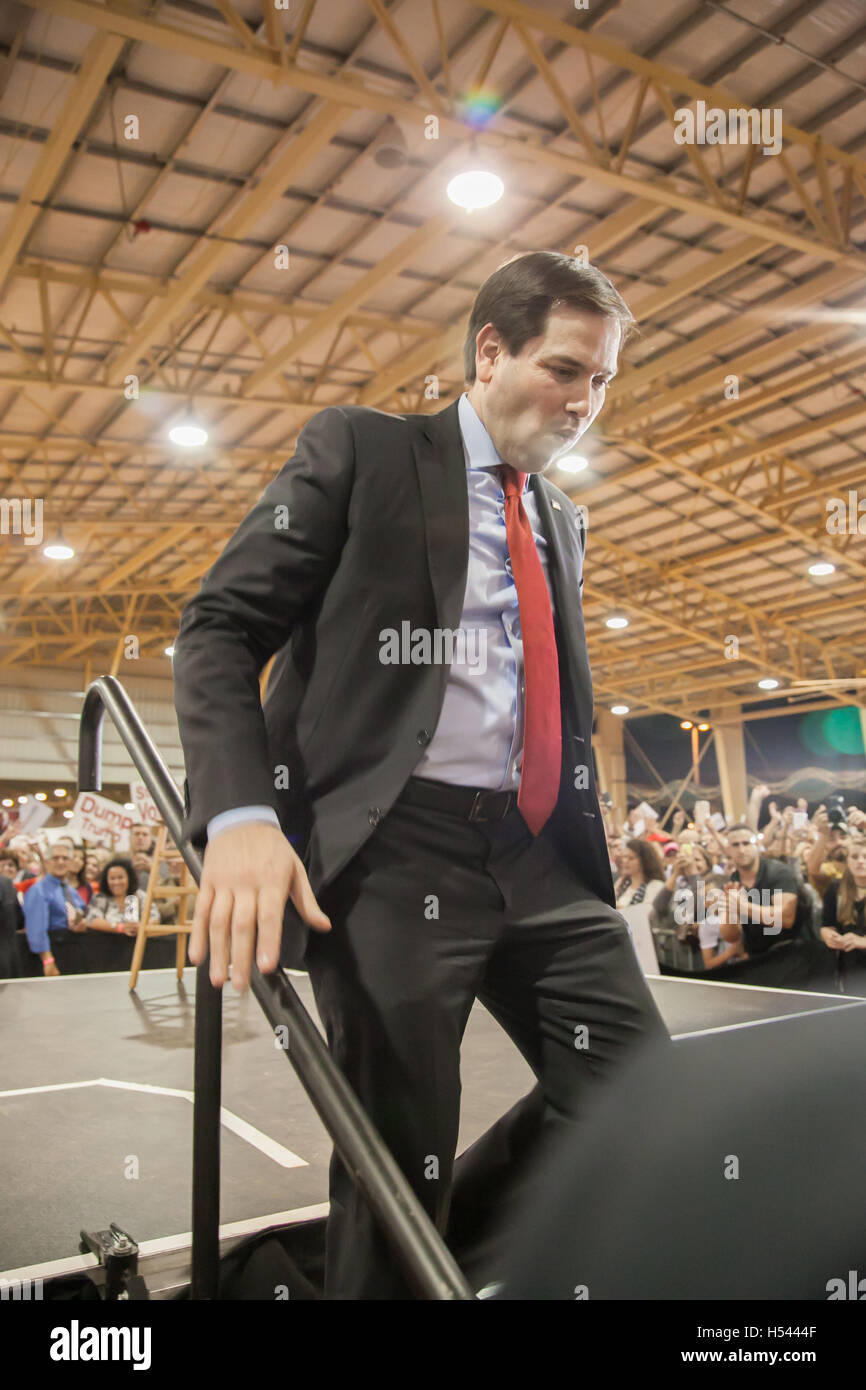 Marco Rubio leaving the stage sweating at the Marco Rubio Campaign ...