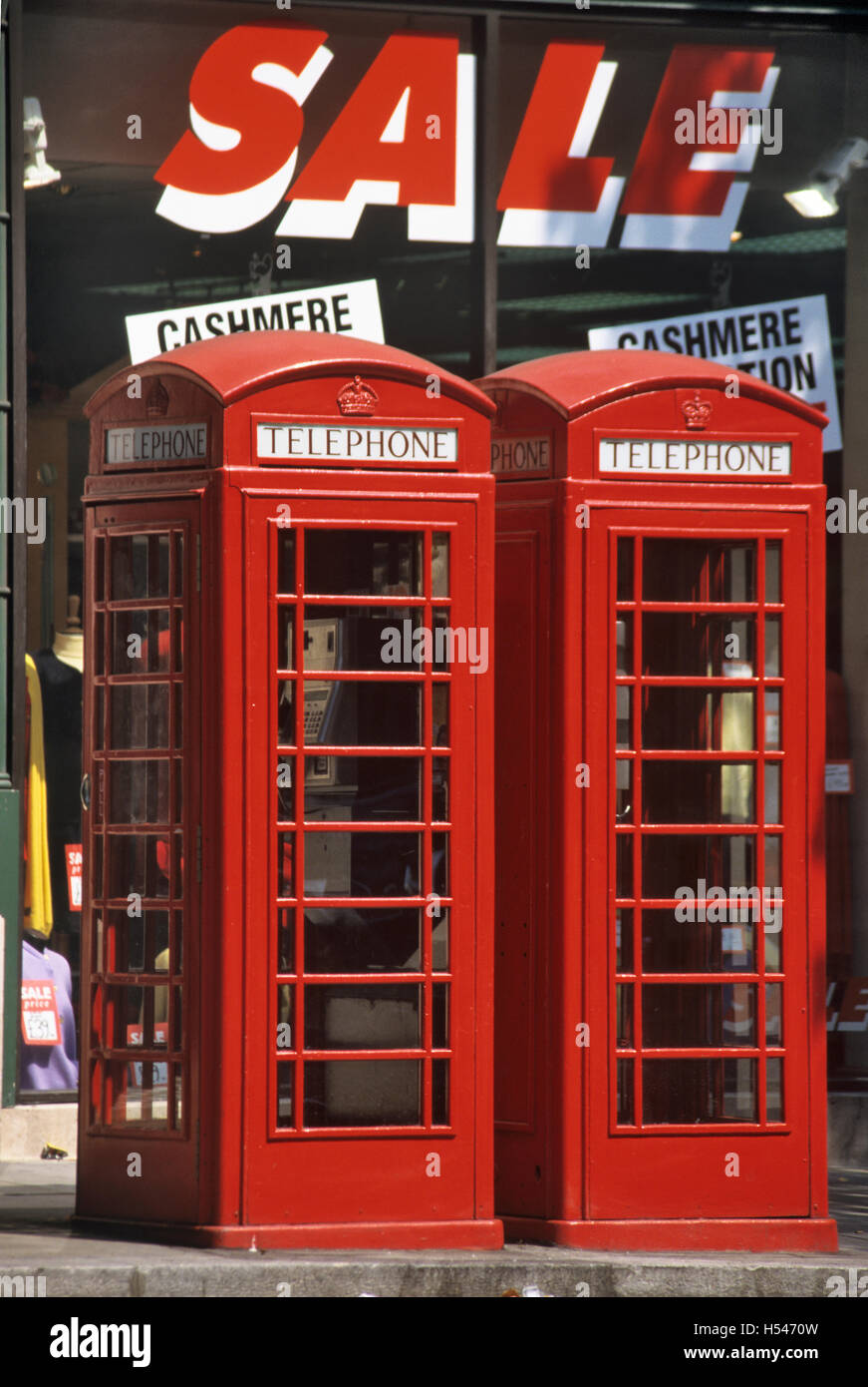 Great Britain, London, twin telephone booths at Trafalgar Square Stock ...