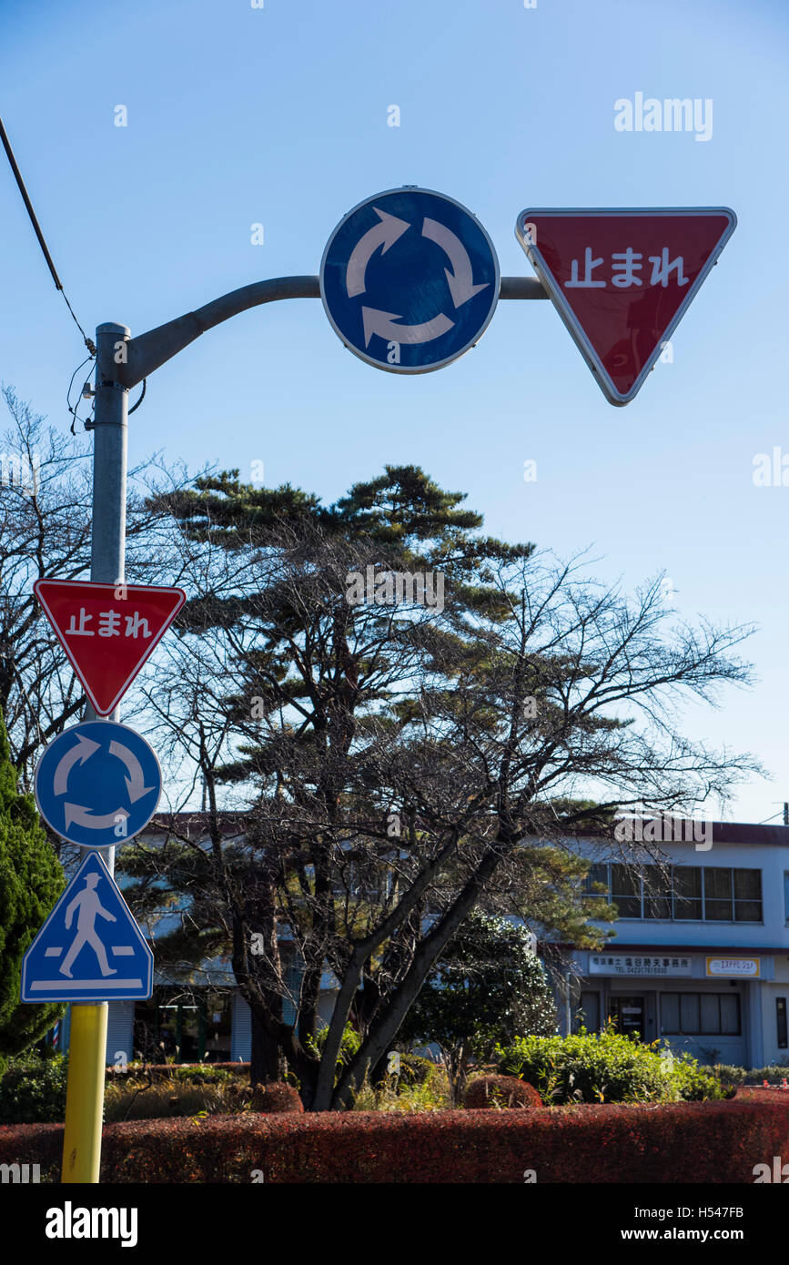 Traffic jam roundabout cars driving hi-res stock photography and images ...