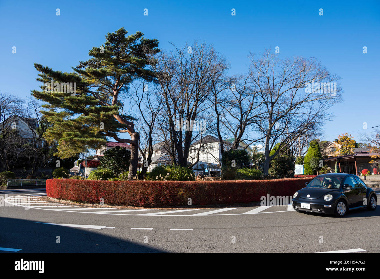 Traffic jam roundabout cars driving hi-res stock photography and images ...