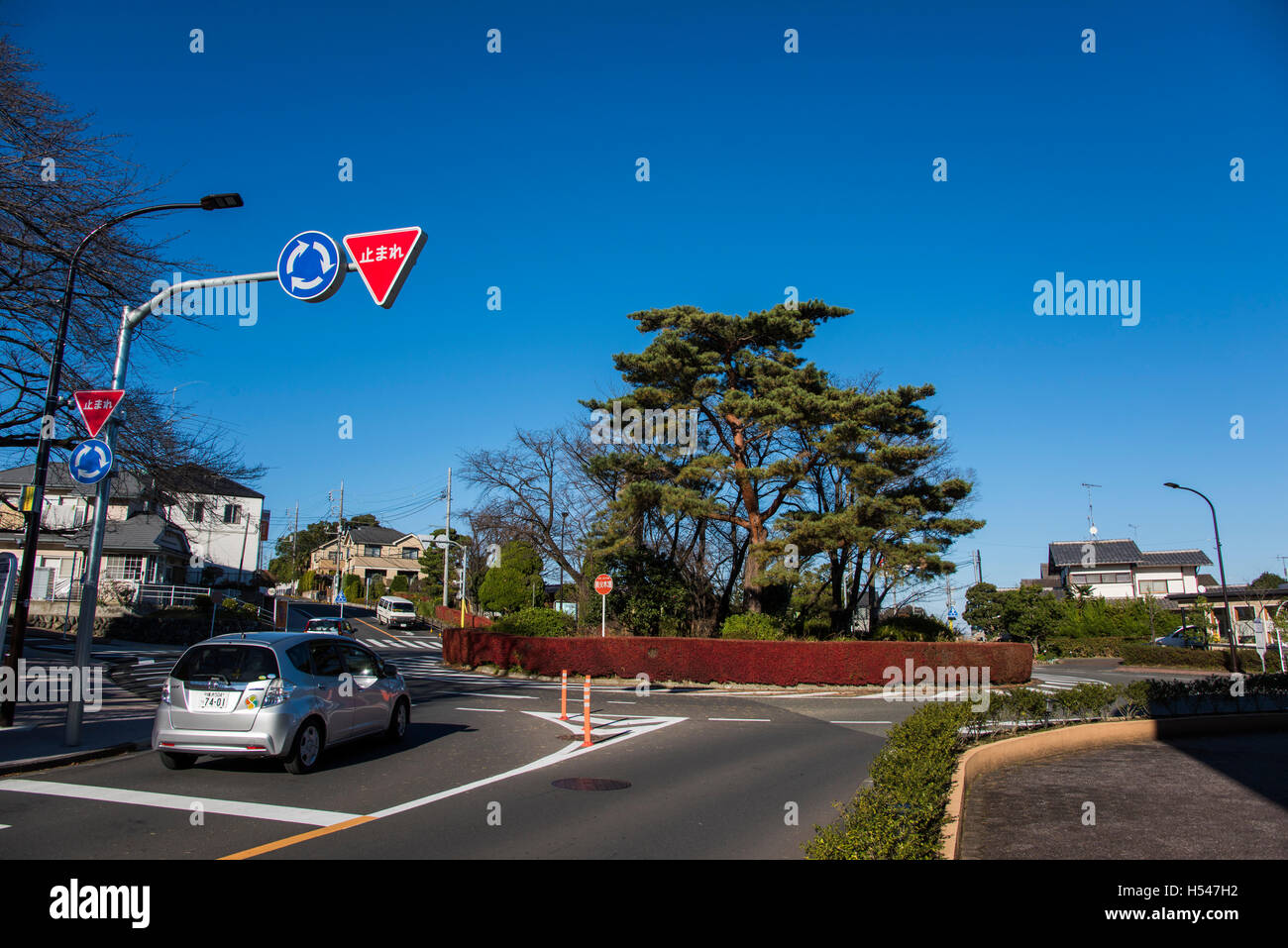Car driving round roundabout hi-res stock photography and images - Alamy