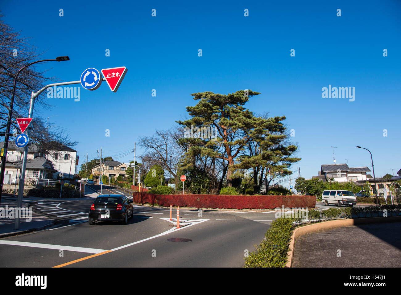 Traffic jam roundabout cars driving hi-res stock photography and images ...