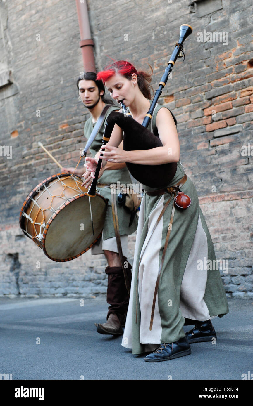 FERRARA, ITALY -12 August 2012: Street musician "medieval style" to ...