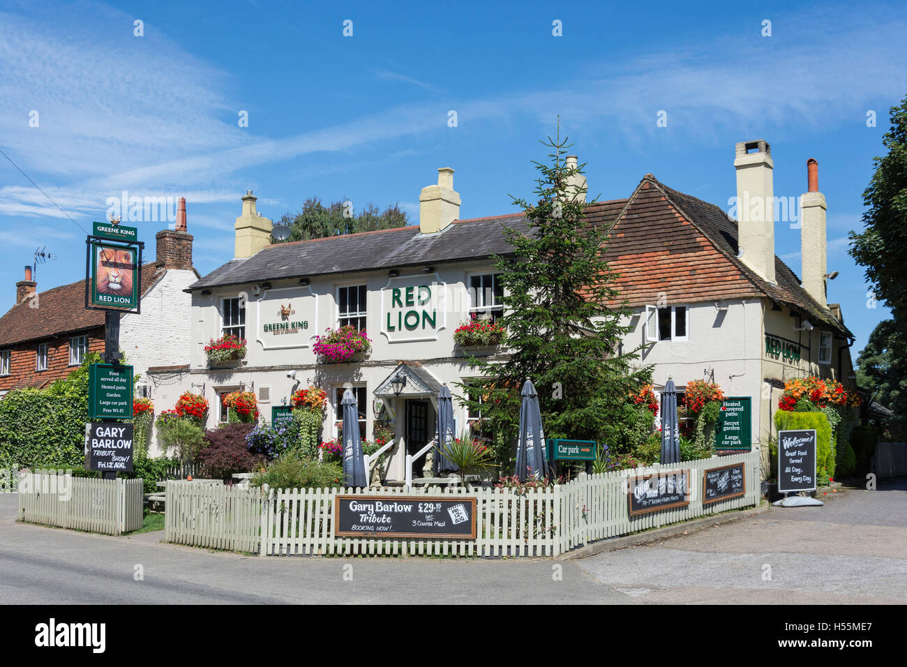 Red lion english village pub hi-res stock photography and images - Alamy