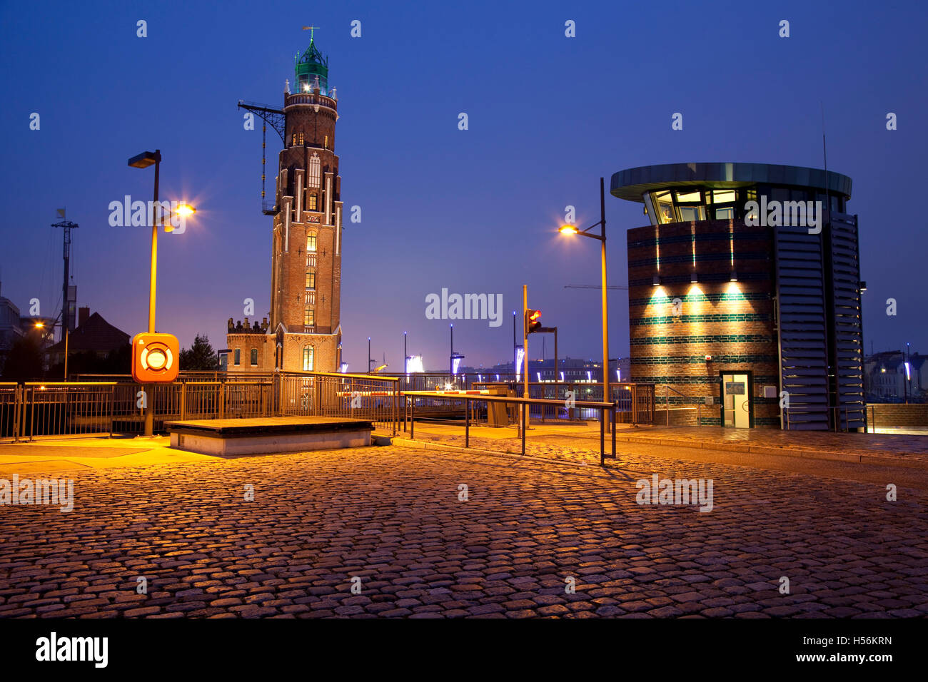 Simon-Loschen Lighthouse, Neuer Hafen Harbor, dusk, Bremerhaven, Bremen ...