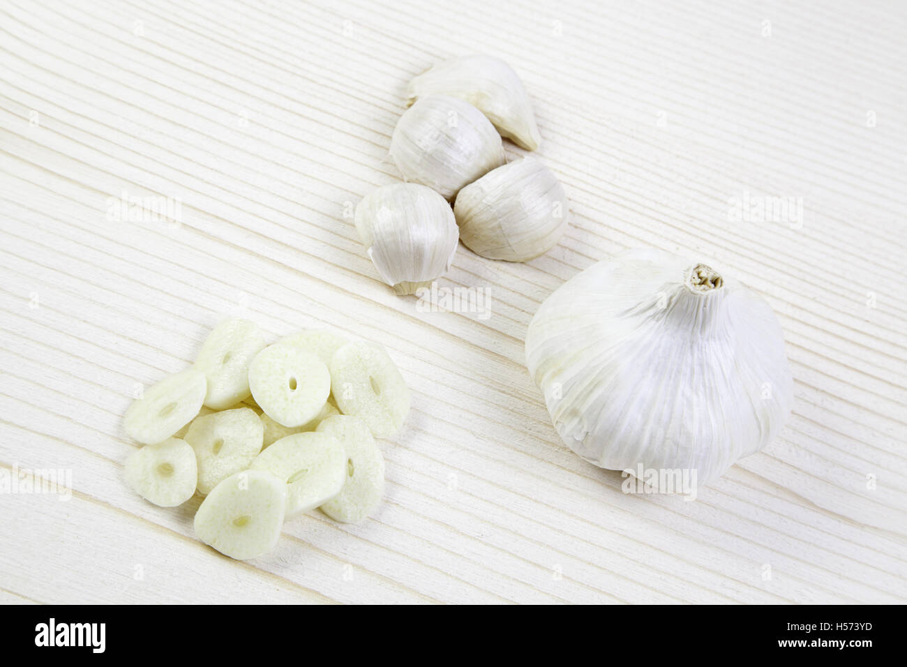 Garlic cut, detail of heads of garlic, peeled and sliced, healthy food ...