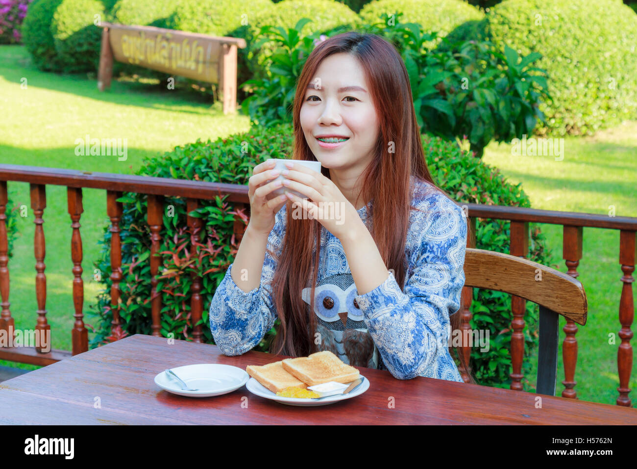 Teenage eating breakfast Stock Photo - Alamy
