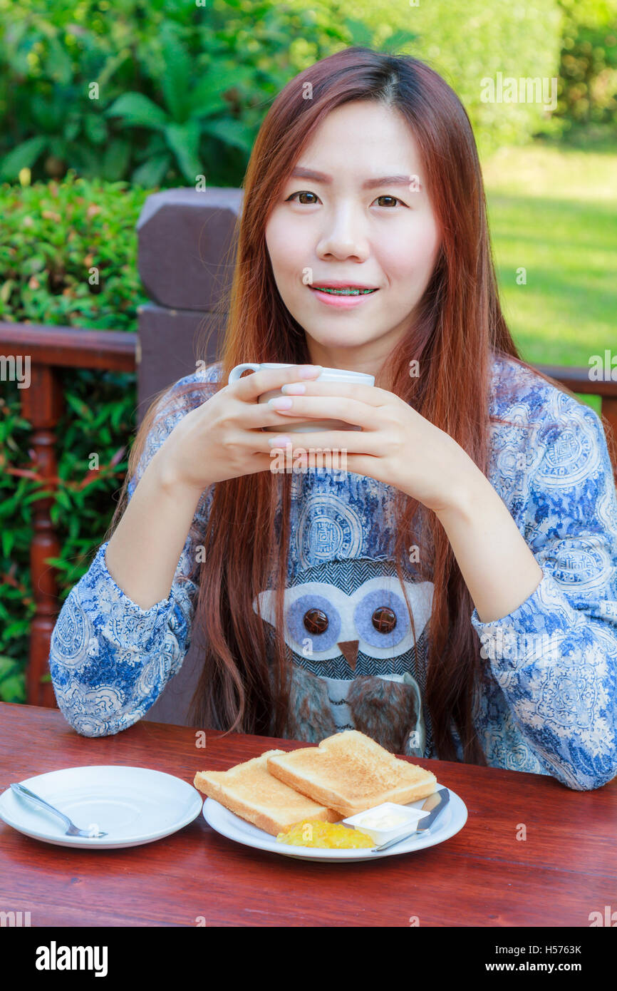 Teenage eating breakfast Stock Photo - Alamy
