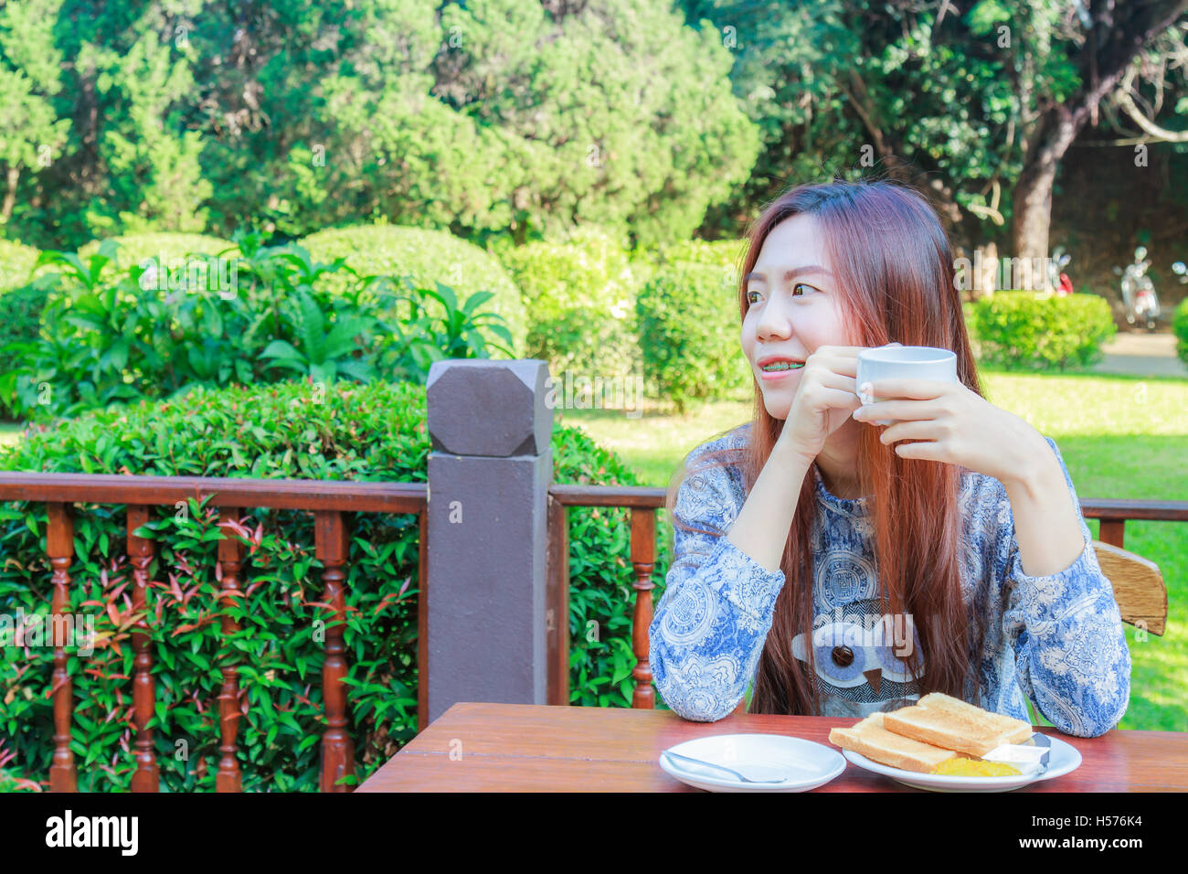 Teenage eating breakfast Stock Photo - Alamy