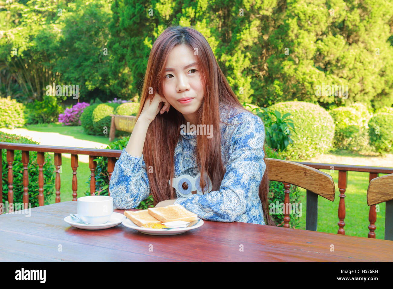 Teenage eating breakfast Stock Photo - Alamy