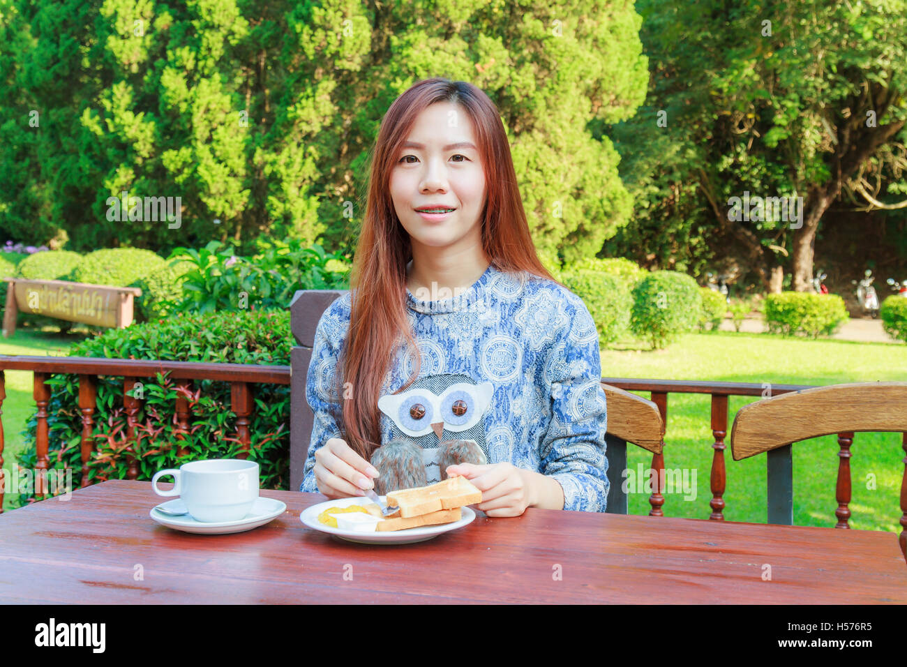 Teenage eating breakfast Stock Photo - Alamy