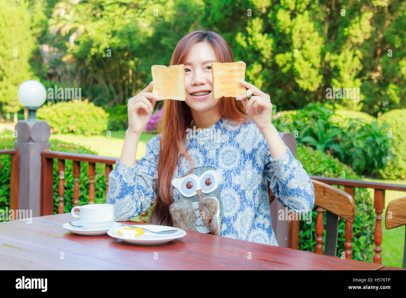 Teenage eating breakfast Stock Photo - Alamy