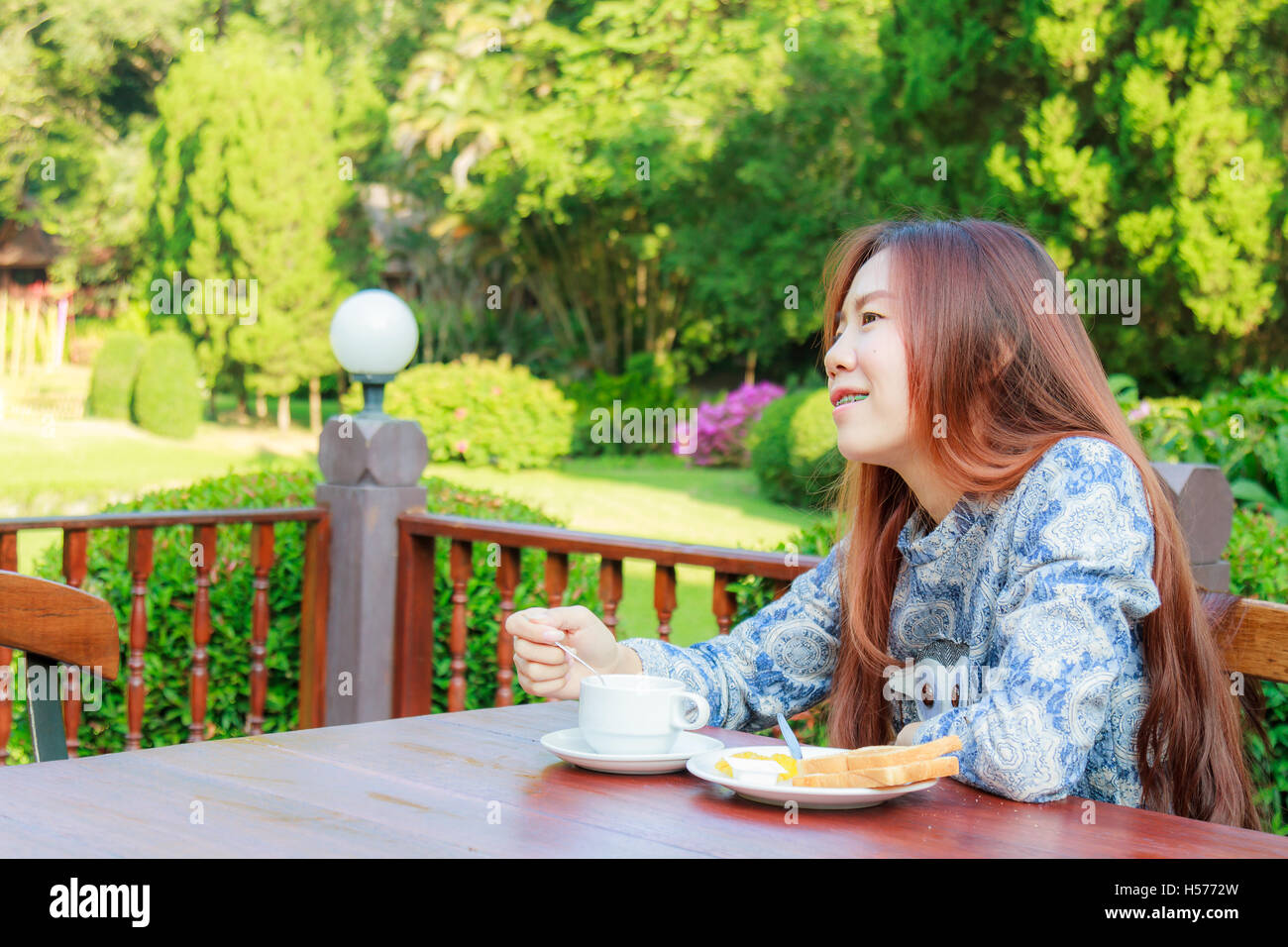 Teenage eating breakfast Stock Photo - Alamy