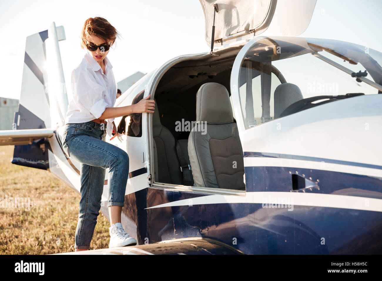 Woman pilot hi-res stock photography and images - Alamy