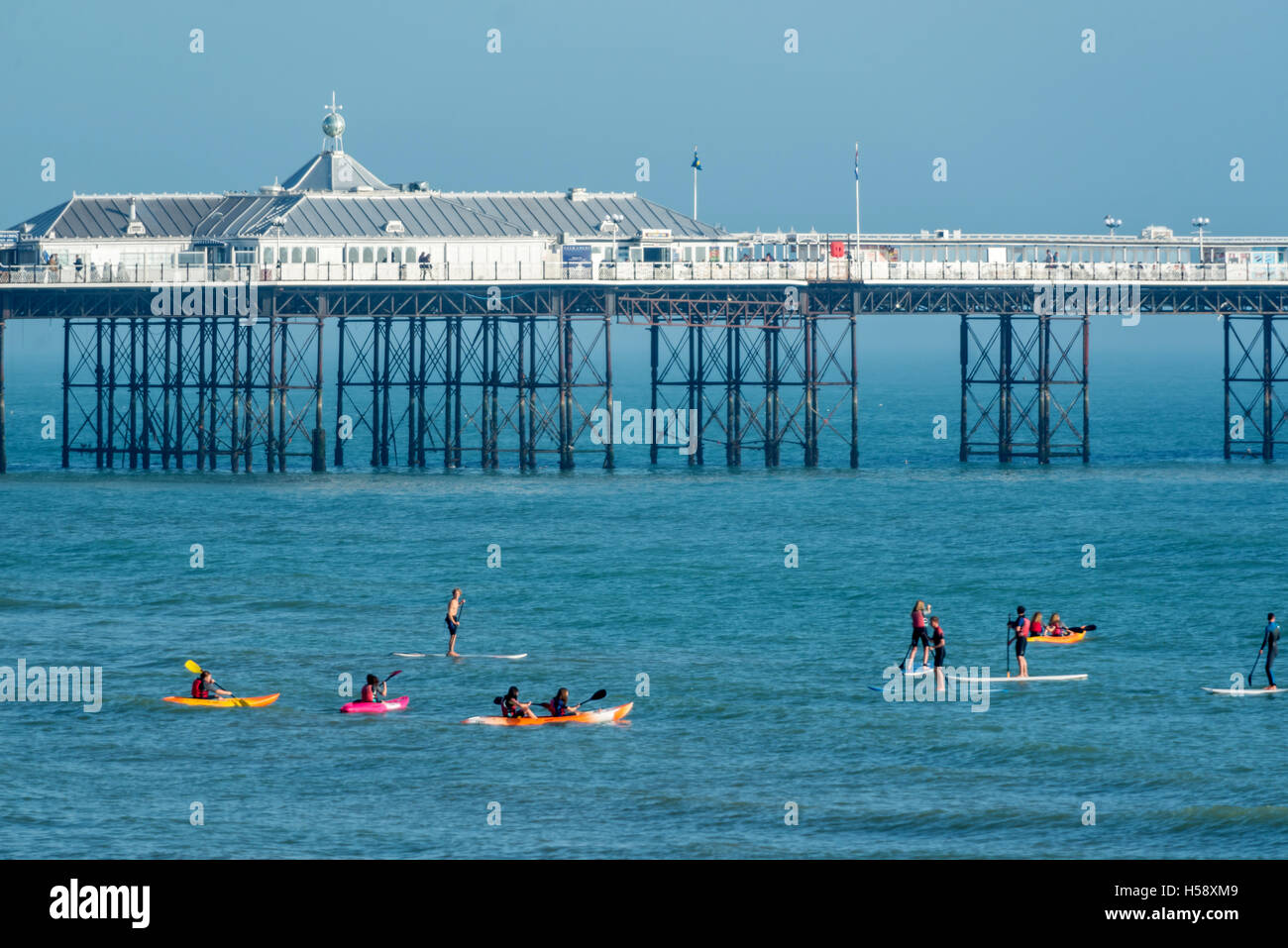 Pleasant autumnal conditions on Brighton seafront Stock Photo - Alamy