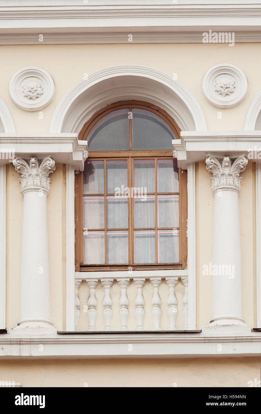 Building front windows pattern hi-res stock photography and images - Alamy