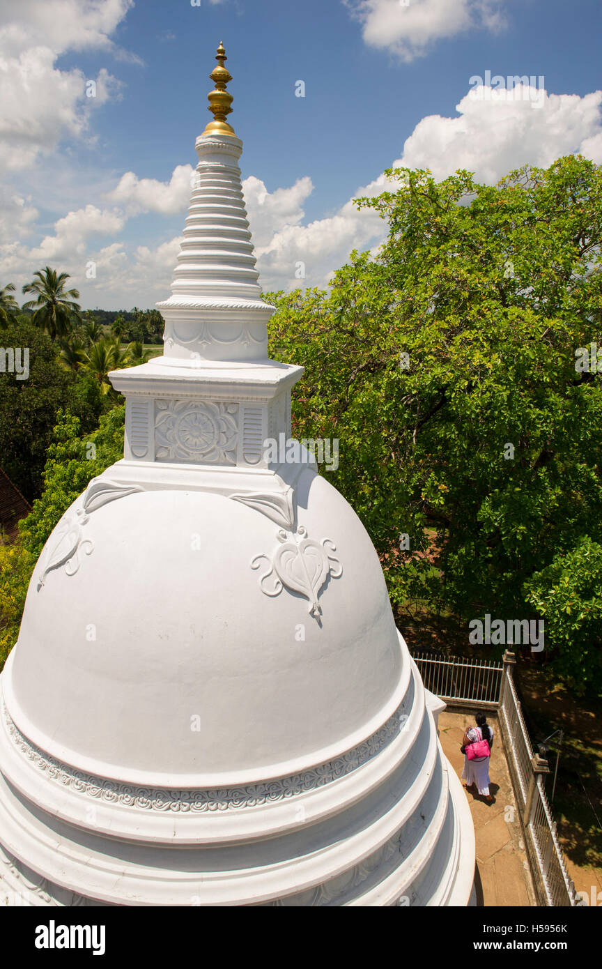 White stupa, Isurumunjya temple, Isurumuni Maha Vihara, Anuradhapura ...