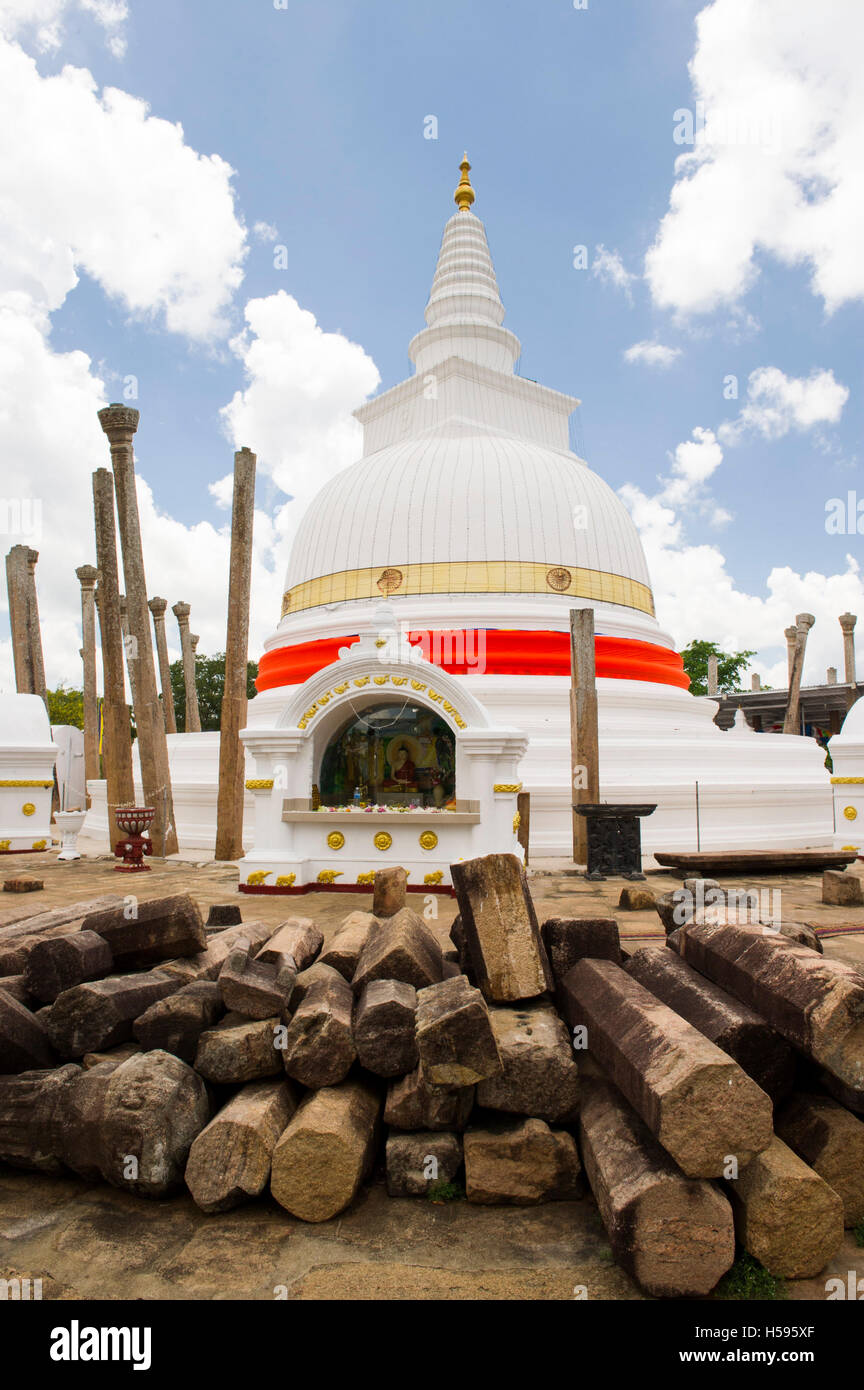 Thuparama dagoba anuradhapura sri hi-res stock photography and images ...