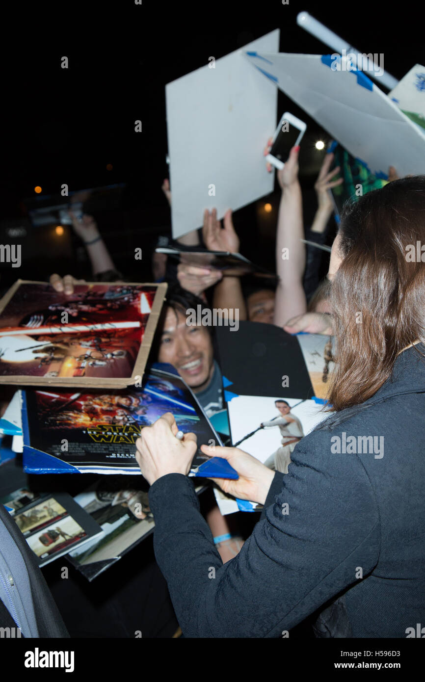 Daisy Ridley signs autographs at 2016 Oscar Wilde: Honoring the Irish ...