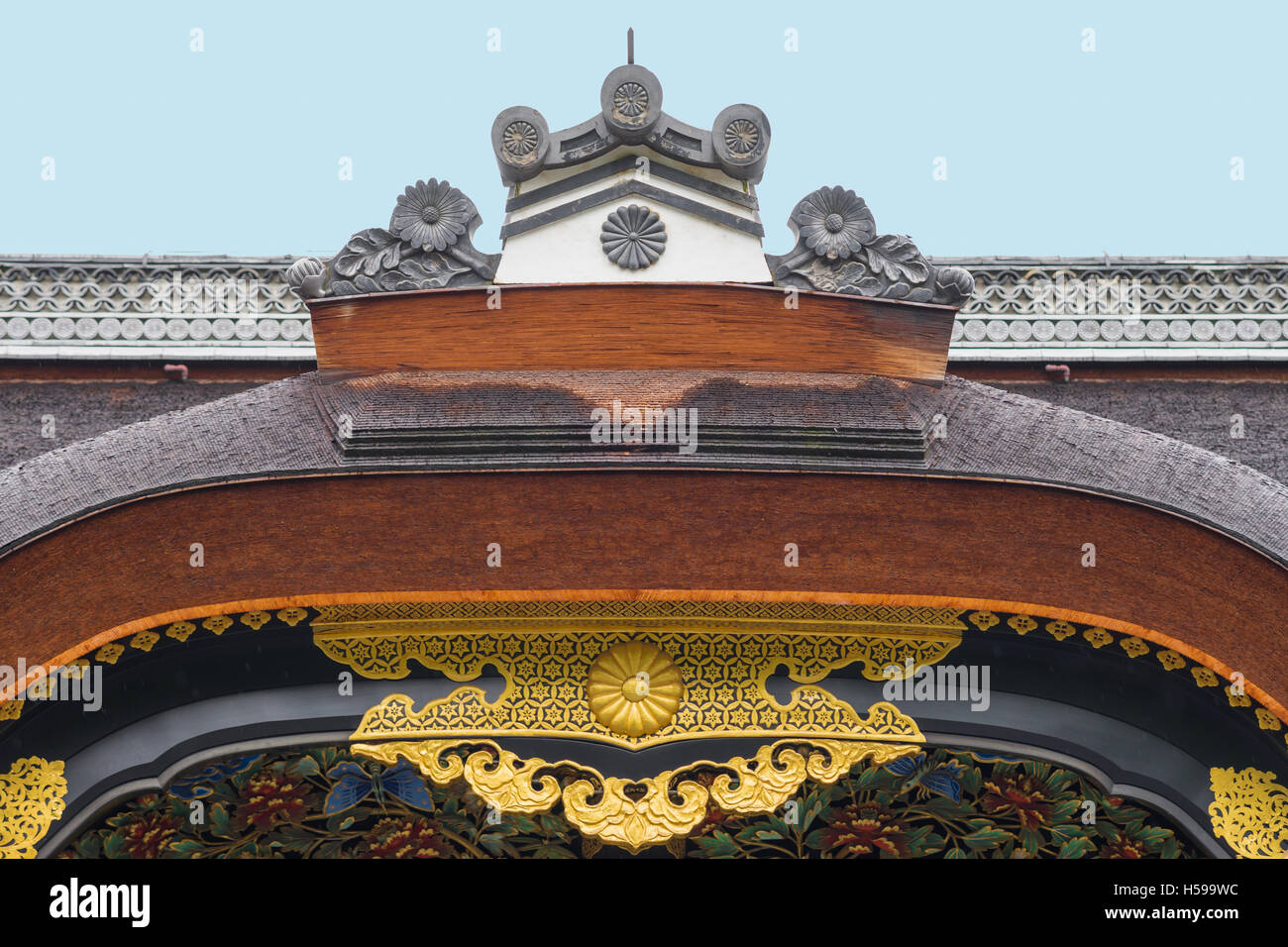 Crest of Kara-mon Gate at Nijo Castle Stock Photo - Alamy