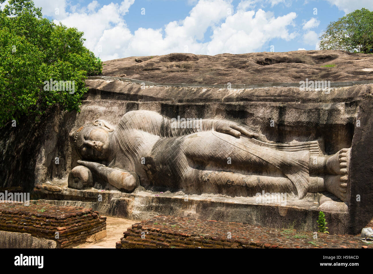 Reclining Buddha Statue at Thanthirimale Raja Maha Vihara ancient ...