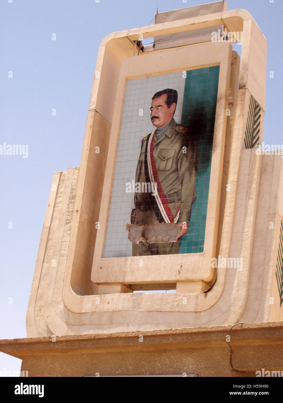 Saddam hussein statue hi-res stock photography and images - Alamy