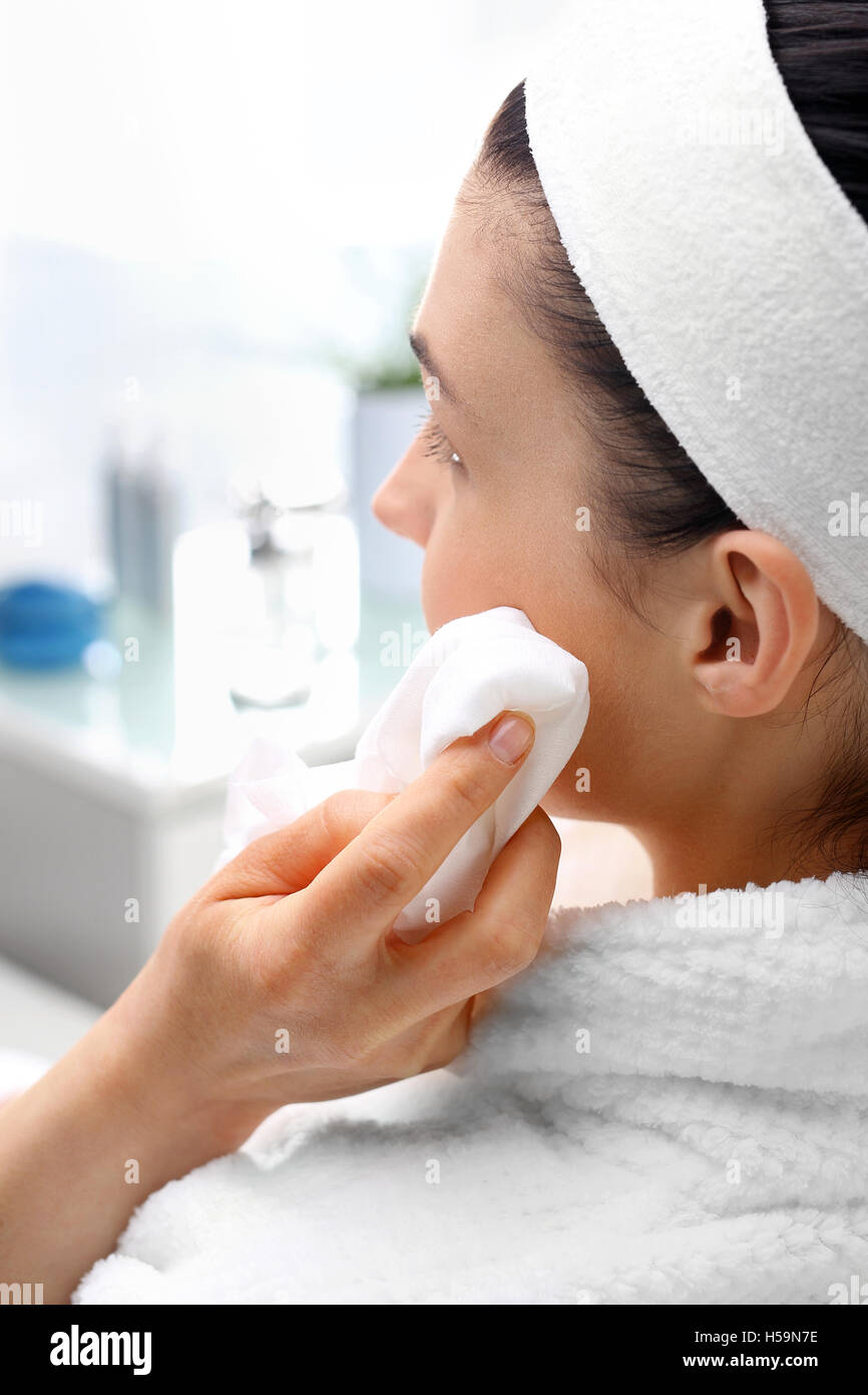 Cleansing the skin, wash the mask with a cotton swab Beautiful woman ...