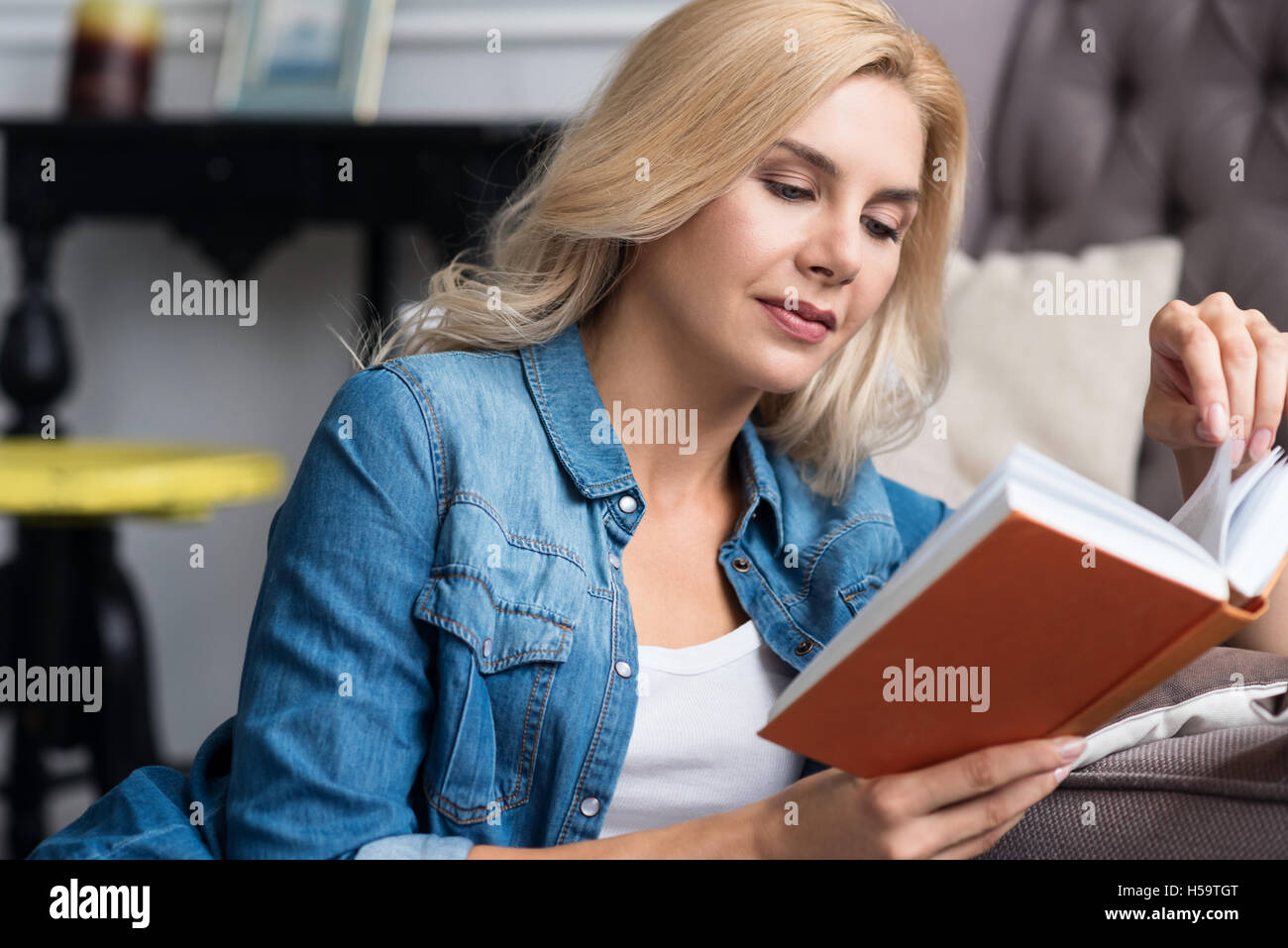Pretty blond lady reading book Stock Photo - Alamy