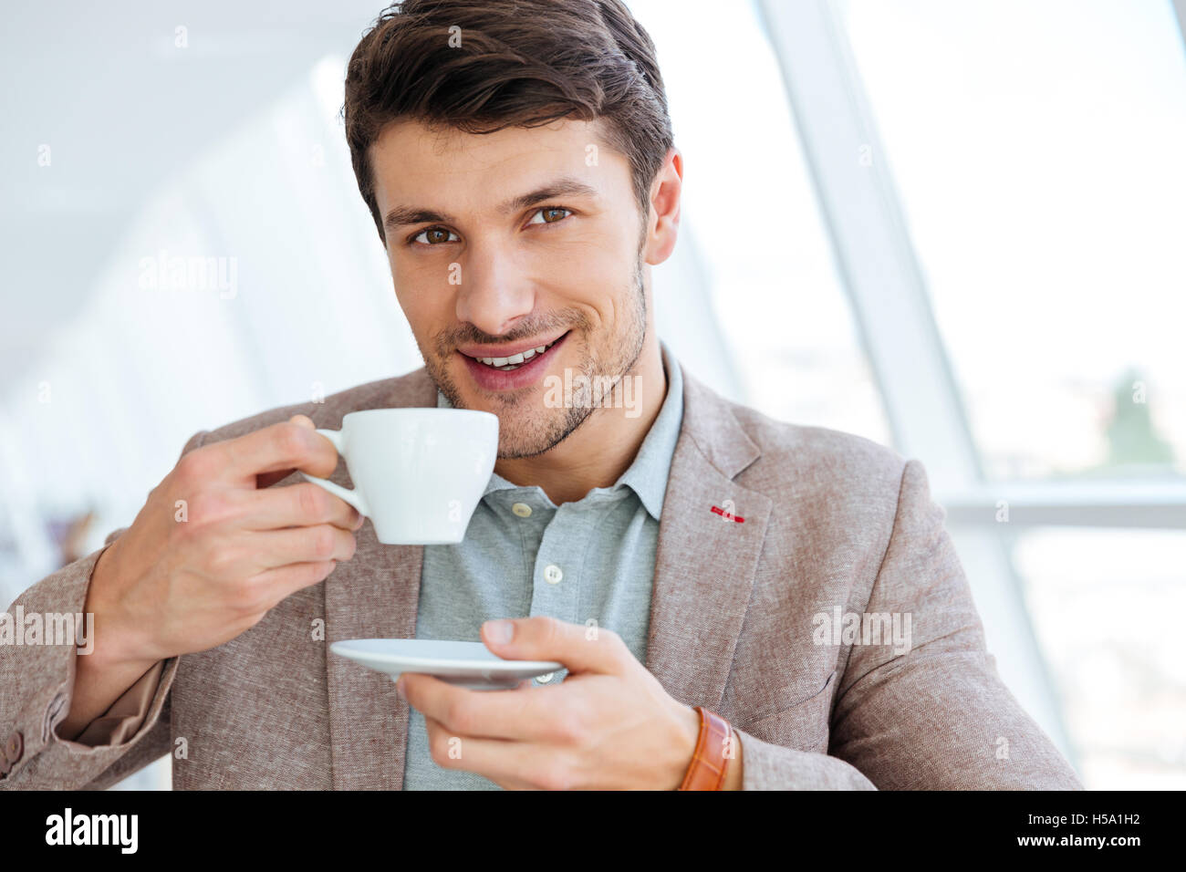 Office workers drink tea hi-res stock photography and images - Alamy