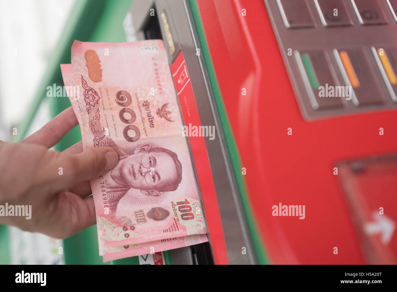 Closeup of woman's hand withdrawing cash from ATM Stock Photo - Alamy