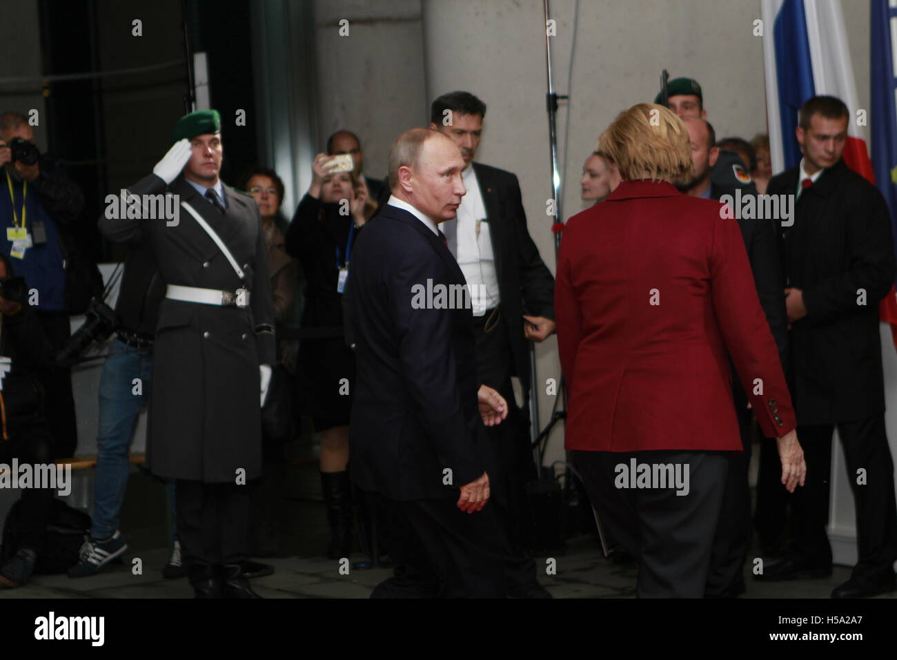 Federal Chancellor Angela Merkel welcomes the Russian President ...