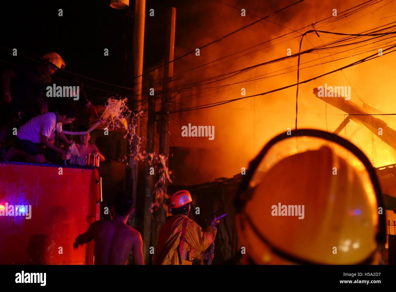 Mandaluyong, Philippines. 20th Oct, 2016. Firefighters on the fire ...