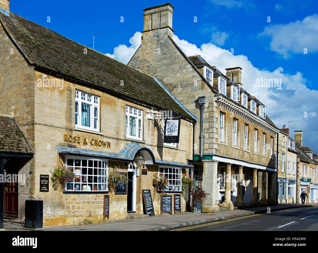 Rose And Crown Pub High Resolution Stock Photography and Images - Alamy